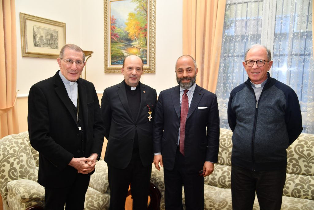 Ambasadori nderon ish-drejtorin e Caritas në Shqipëri, At' Antonio ...